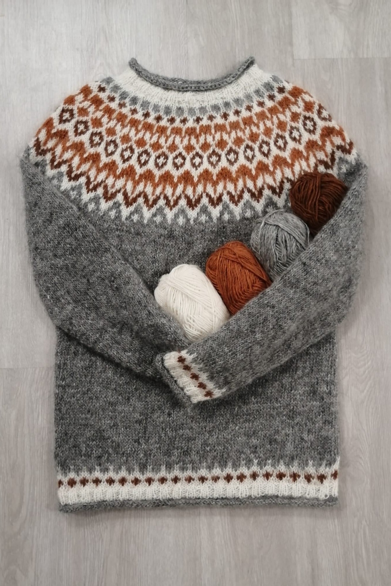 Riddari Icelandic sweater knitting pattern kit. Dark grey